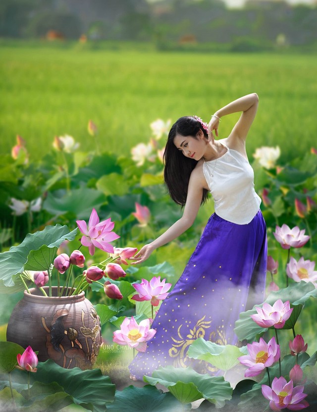 Vietnamese Beautiful Girls with Ao Yem and Lotus