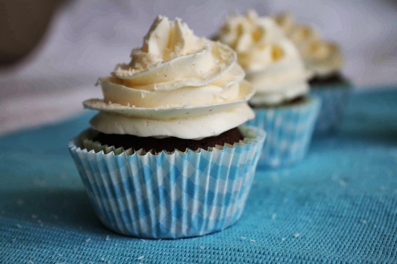Cakes a medida: Cupcakes de chocolate con frosting de coco