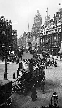 Vintage Photos of Buses in London Streets in the Early 20th Century ...