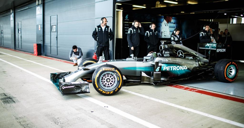 AutoblogPV8: De duas para quatro rodas: Lorenzo pilota carro de Fórmula 1