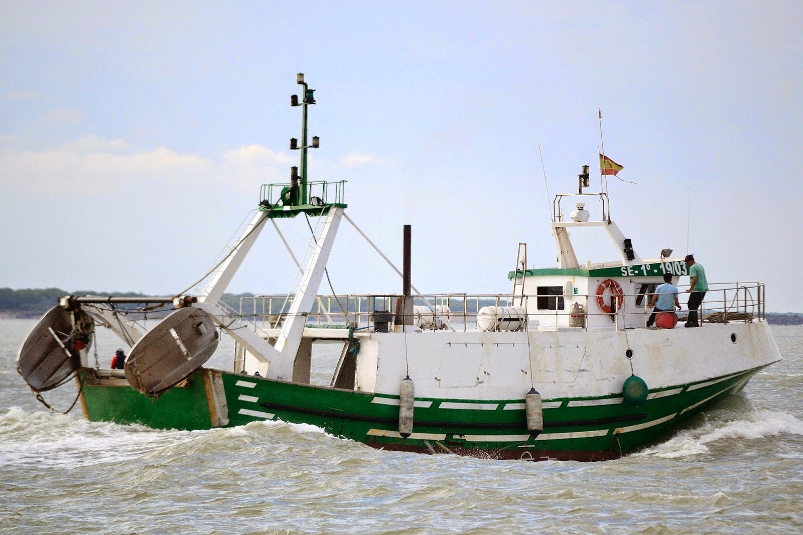 BUQUES MERCANTES A SU PASO POR SANLUCAR DE BARRAMEDA: ROCIO Y MANUEL