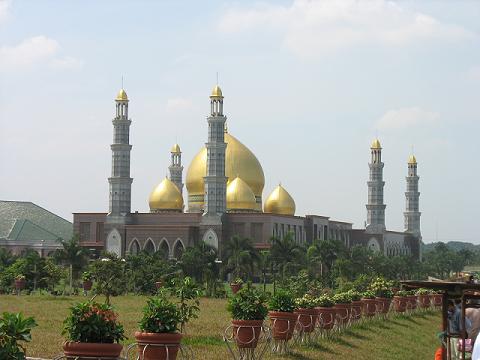 Masjid Dunia: Masjid Kubah Emas, Depok, Jakarta, Indonesia