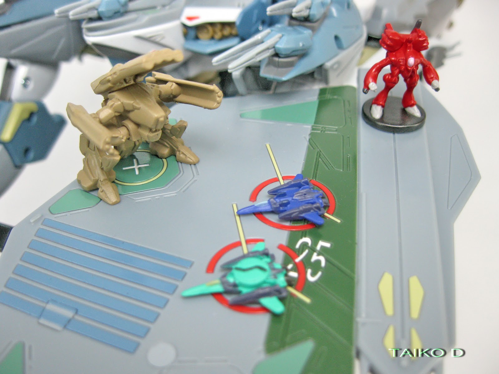 TOY ADDICT ZONE: MACROSS FRONTIER: DX MACROSS QUARTER..