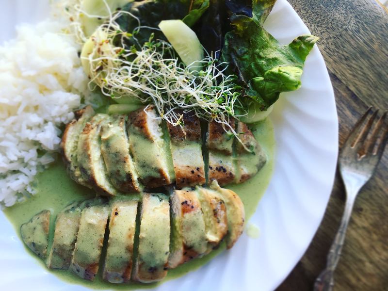 Pechugas de pollo con crema de cilantro - Delirios de Cocina
