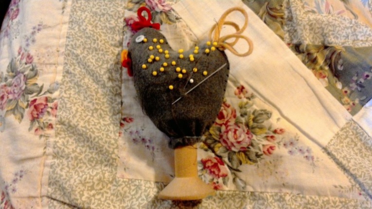 Frugal Measures: Chicken Pincushion Tutorial