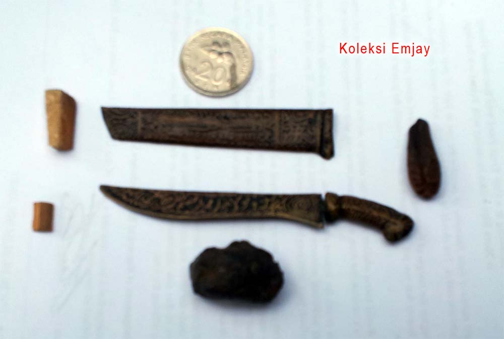 Laman Emjay: Pelupusan tangkal azimat dan senjata puaka terkini.