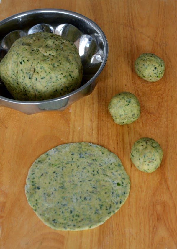 Veggie Platter: Indori Poori Palak Ki ~ Madhya Pradesh Cuisine