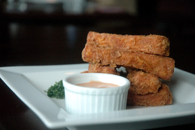 DUDE FOR FOOD: Meet Me at The Lounge. At New World Manila Bay Hotel.