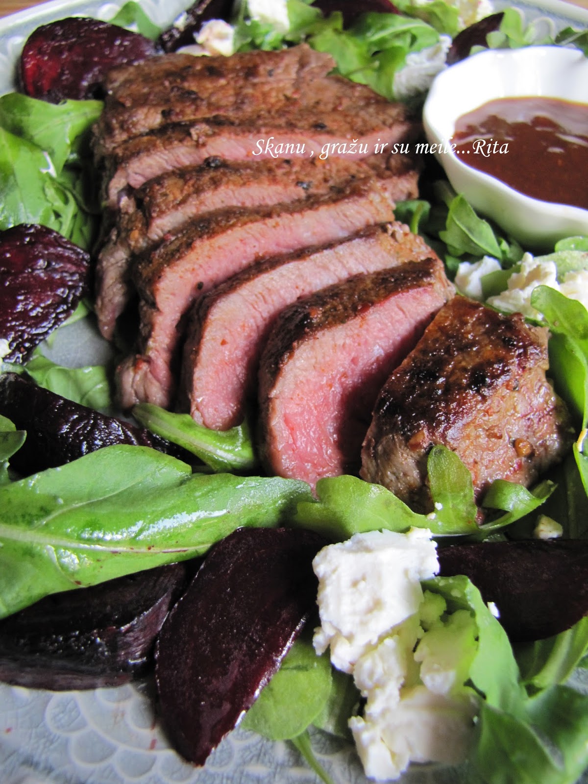 Ritos receptai : Jautienos steikas su burokėlių ir fetos salotomis