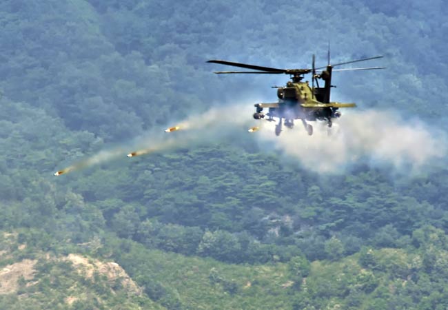 Vndata: In pictures, Powerful showing of AH-64 Apache attack helicopter