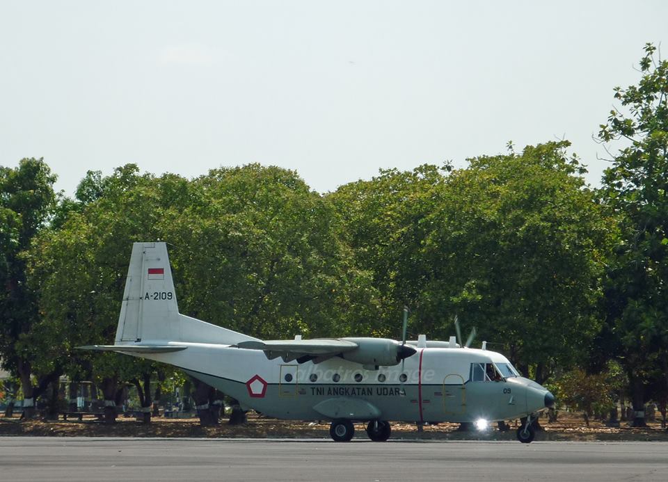 AIRPLANE SCALE MODELKIT: CASA C- 212