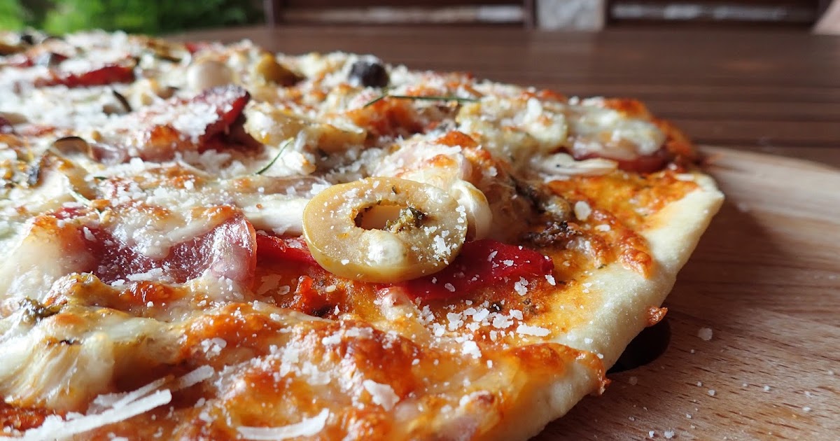 Kom til bords!: Pizza med spekepølse og tre typer sopp