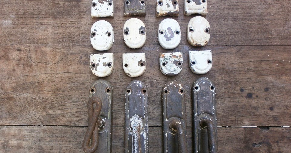 Antikpisan: 4 Buah Spanyolet Kuningan Antik ( SOLD OUT / TERJUAL )