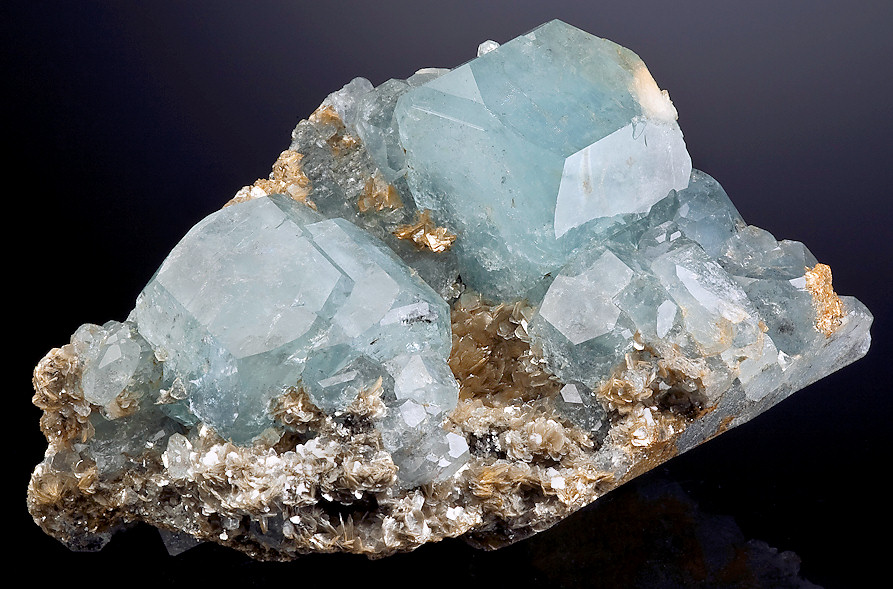 MINERALOGY: Sapphire, pyrrhotite, wulfenite, pyromorphite, aquamarine ...