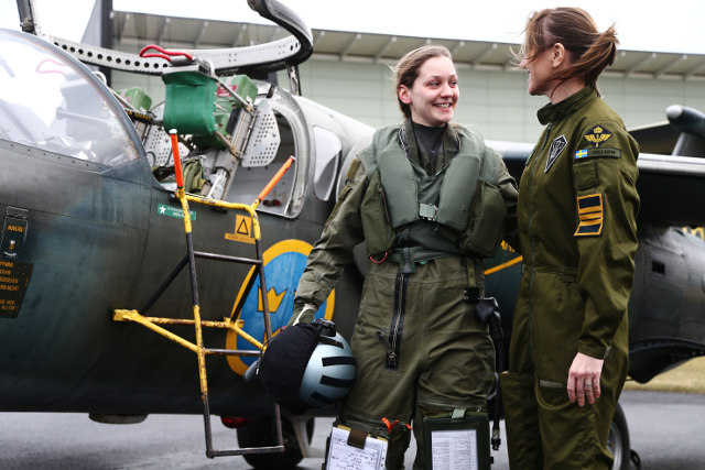 SWEDEN GETS ITS FIRST FEMALE FIGHTER PILOT IN OVER 25 YEARS - Blog ...