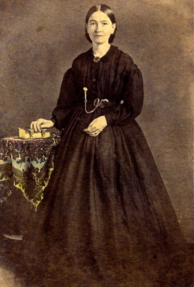 Victorian Widows: Graceful Photos of Young Women in Mourning Dresses ...