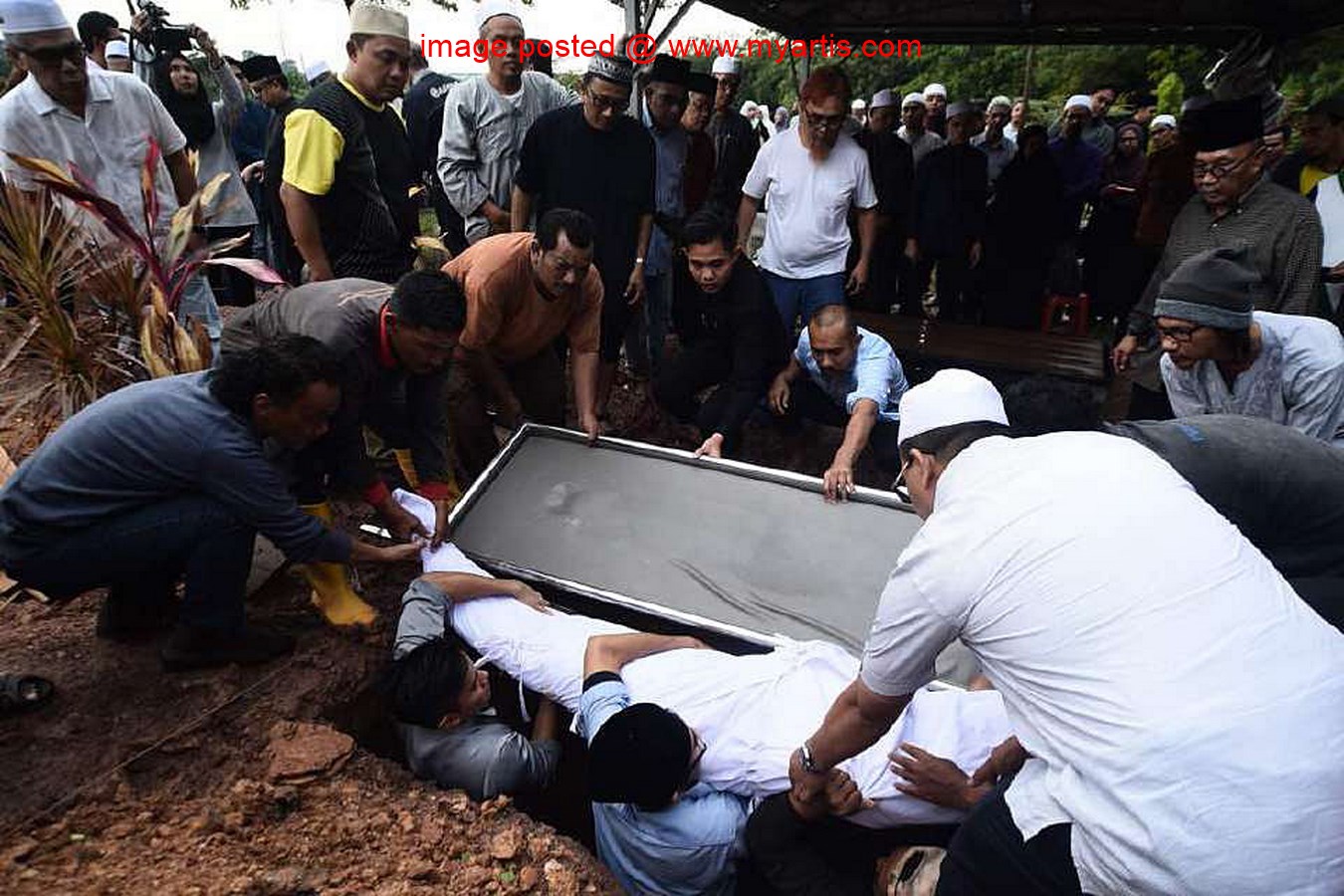 MYARTIS.COM | MYARTIS | MY | ARTIS: MENINGGAL DUNIA - JENAZAH AZMIL ...