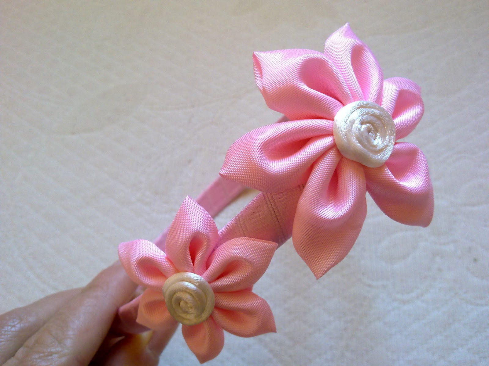 Como hacer flores de raso - Imagui