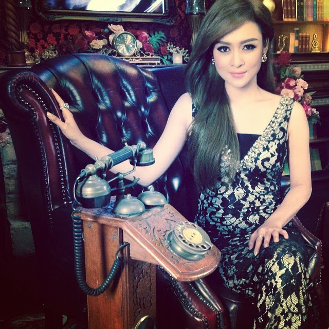 ZURAYDA ZEDA SALIM FOTO CANTIK MENAWAN PRESENTER IDOLA - ZONA ARTIS LAGI