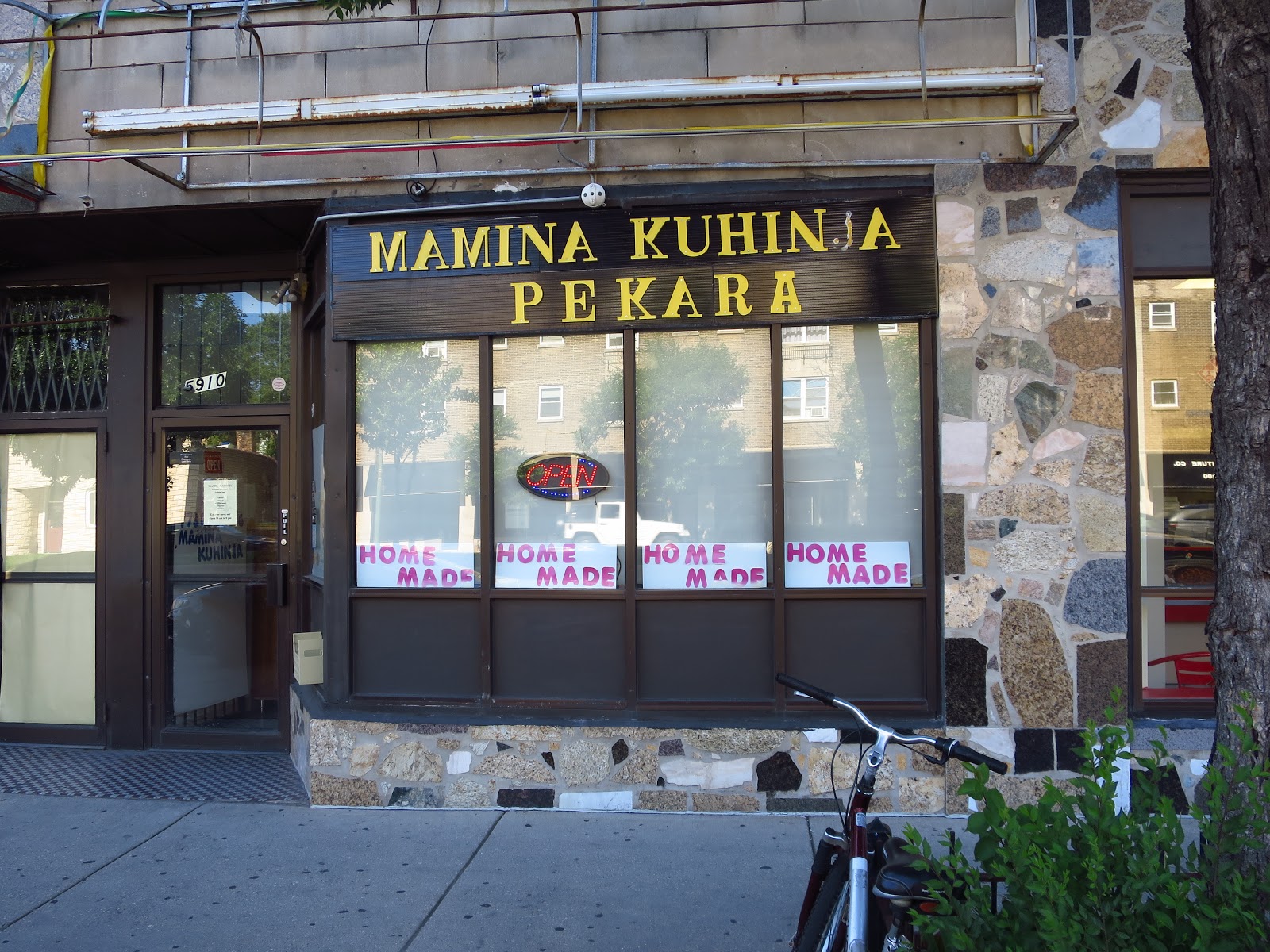 Smokin' Chokin' and Chowing with the King: Mamina Kuhinja