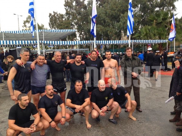 ΟΥΚΑΔΕΣ ΕΠΙΑΣΑΝ ΤΟΝ ΣΤΑΥΡΟ ΣΤΟΝ ΠΕΙΡΑΙΑ... ΔΕΙΤΕ ΤΑ ΒΑΤΡΑΧΙΑ ΤΟΥ ...