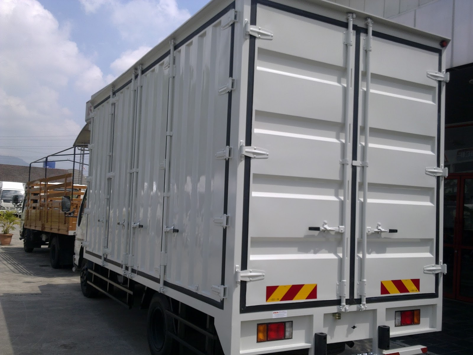 ISUZU TRUCK IN MALAYSIA: CORRUGATED BOX NPR