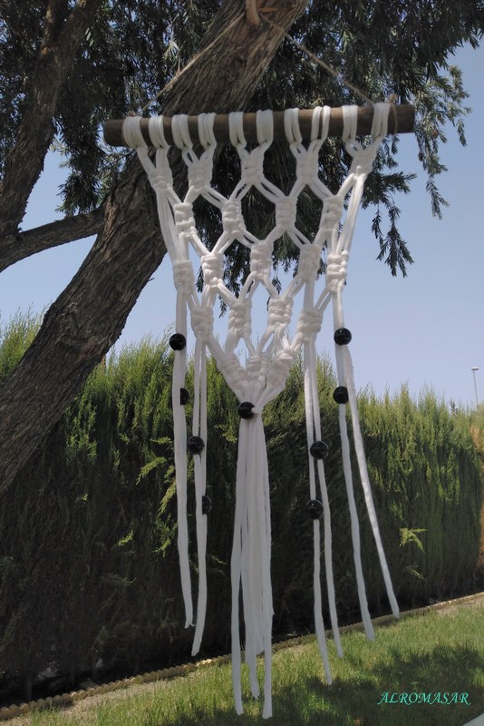 ALROMASAR: Tapiz de macramé con trapillo.
