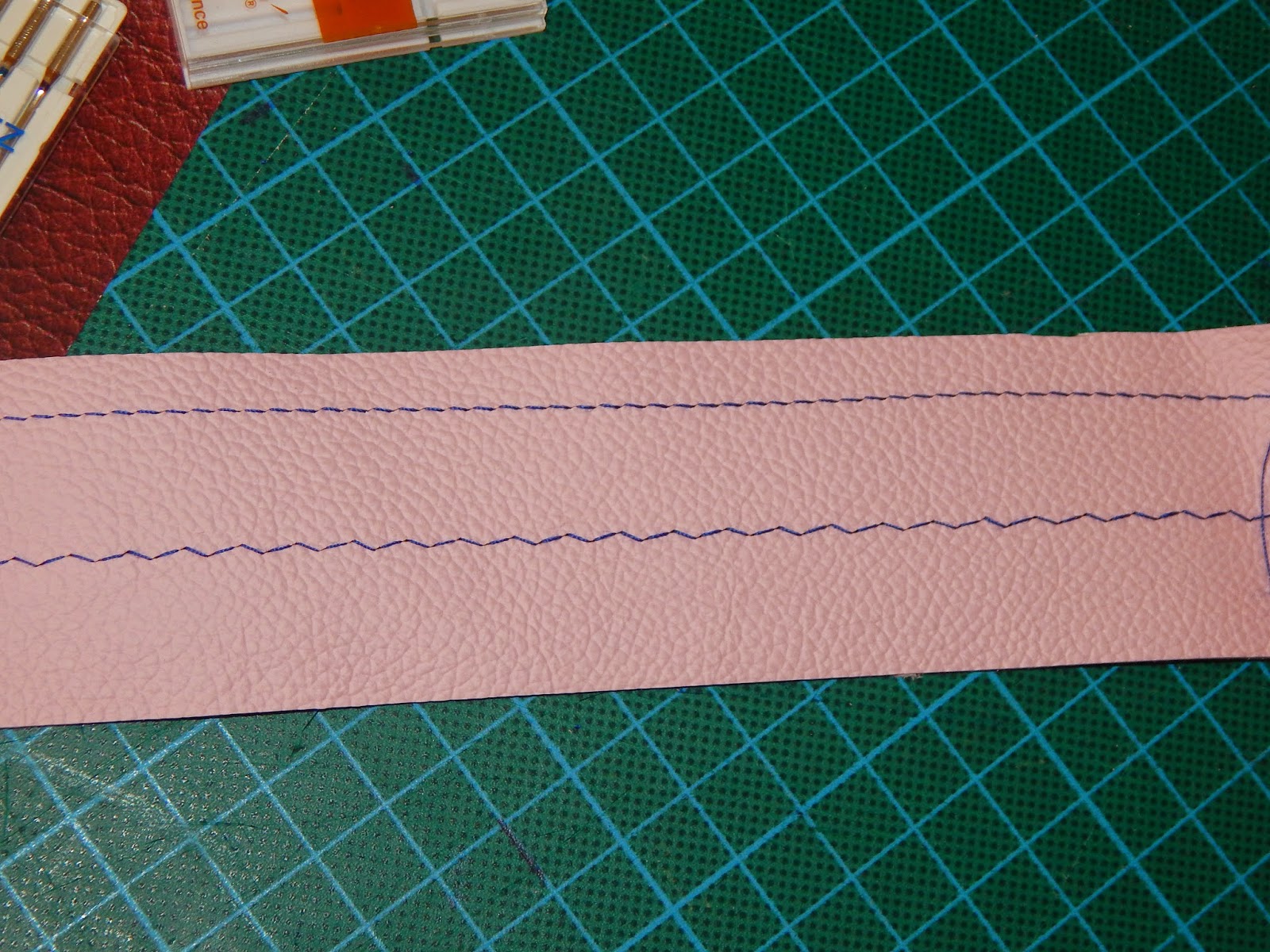 Dans le dressing de mes ptits titis: La Bernina 215 Simply Red : elle à ...