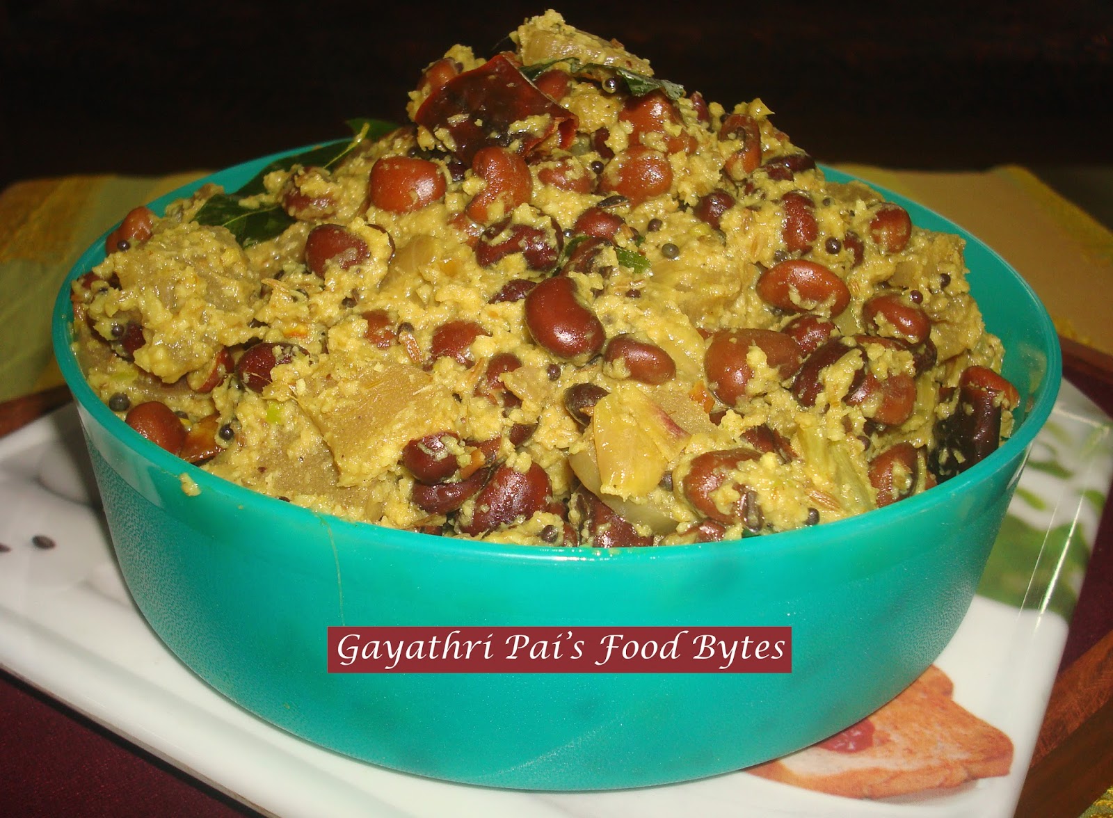 Gayathri Pai's Food Bytes: Vazha Pindi Vanpayar Thoran / Bean and ...