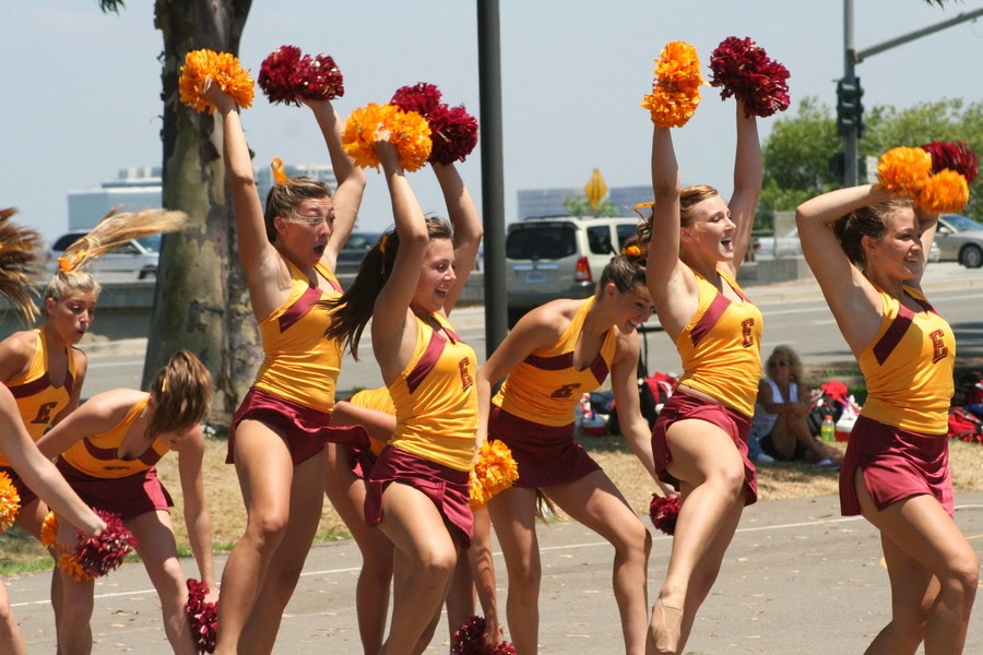 Hot Cheerleaders Sexy Leg Show