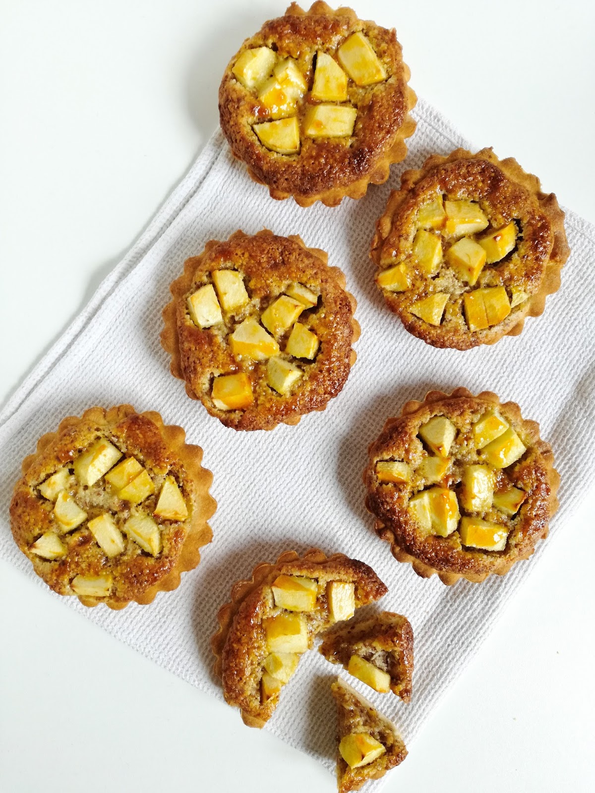 A. Sladki Chef: Mini frangipane pite z jabolki