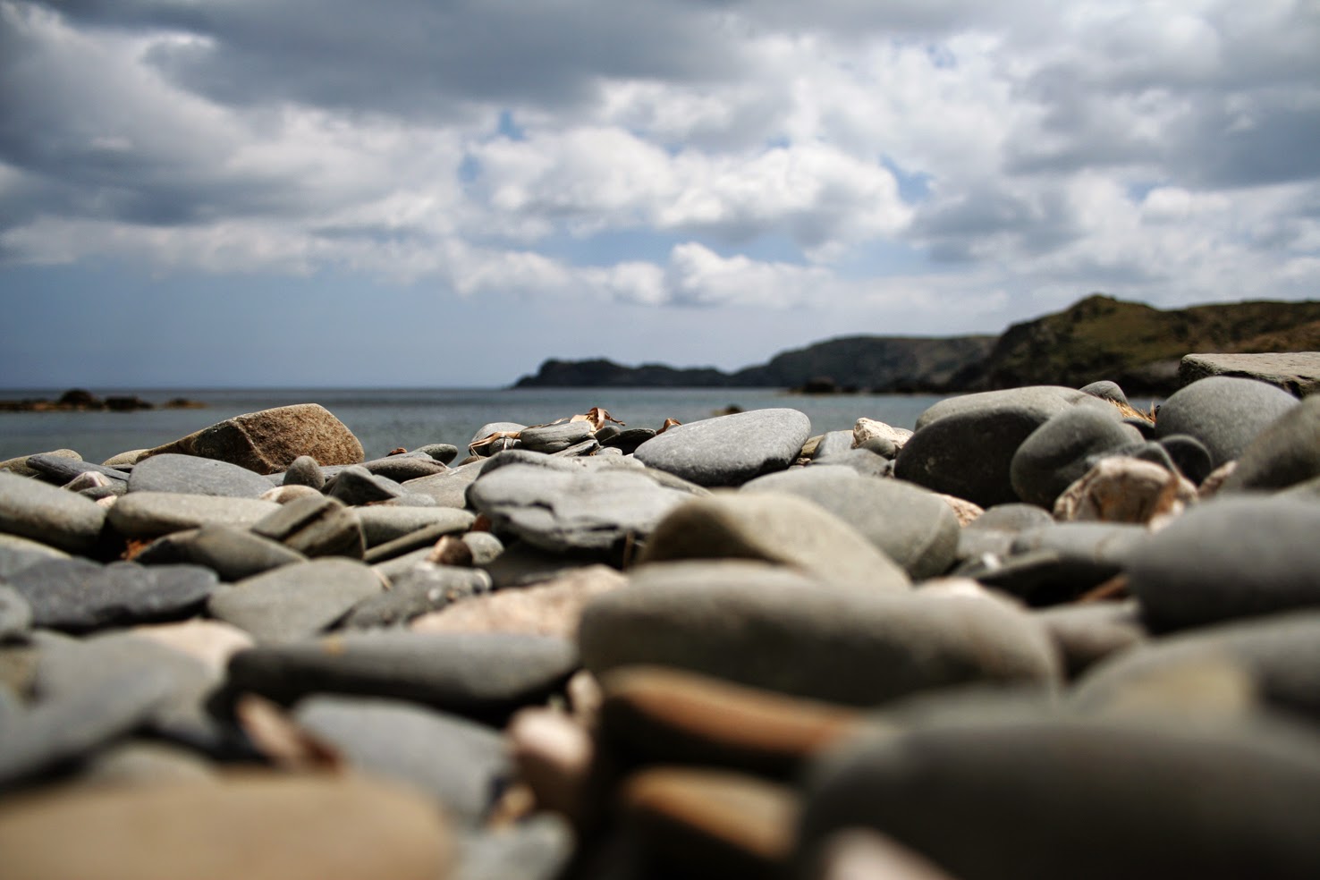 Su pequeña playa esta formada por arena gris y macs (piedras planas y ...