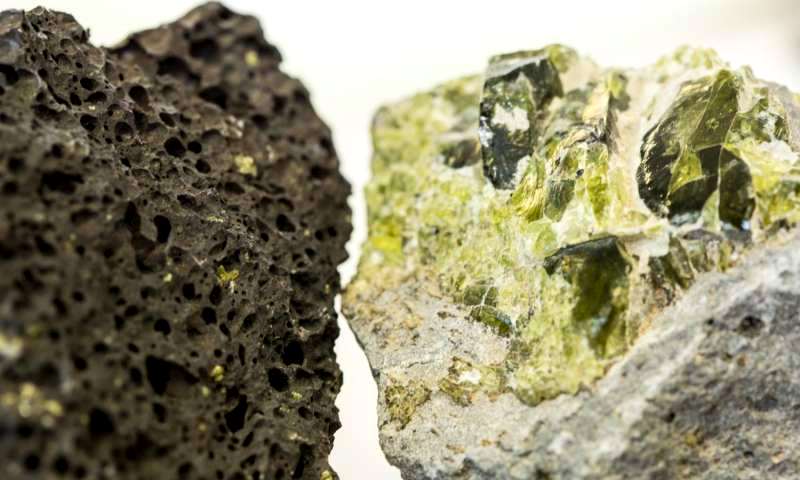 Arc volcano releases mix of material from Earth's mantle and crust ...