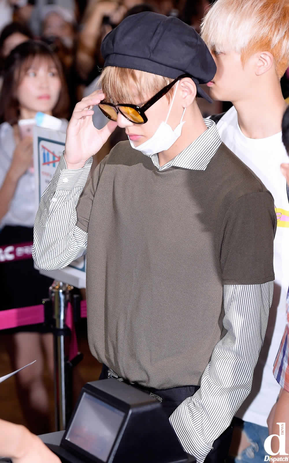 V de BTS podría ser el IDOL más fashion y estos 12 trajes lo demuestran ...