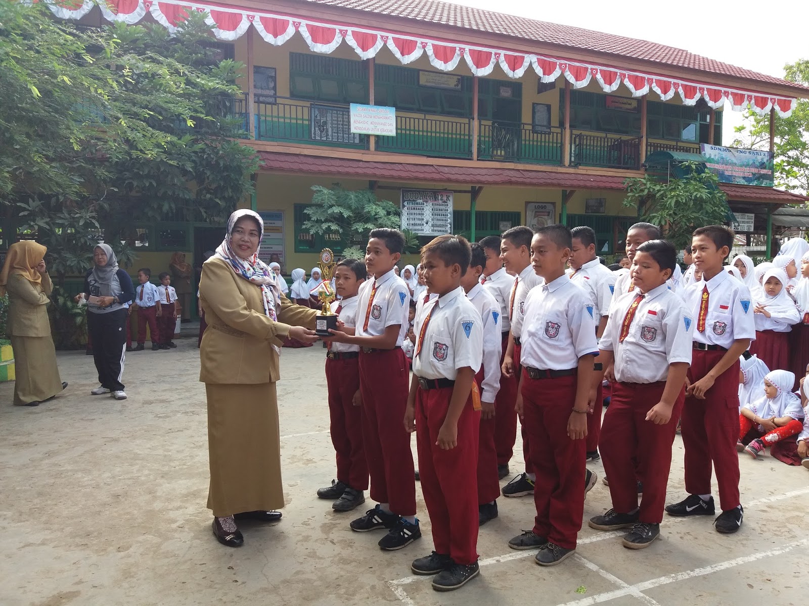 Penyerahan Hadiah Juara Lomba Pramuka ( PERSARI ) di STAI Rakha Amuntai ...