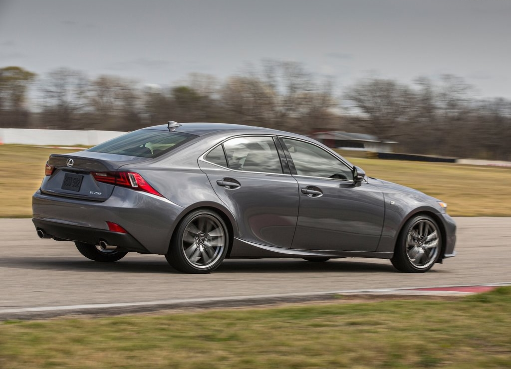 Terceira geração do Lexus IS estreia no Brasil em setembro
