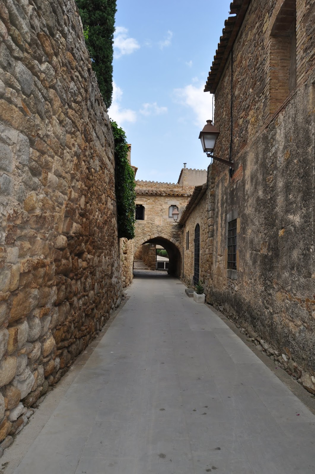 Ens endinsem pels petits carrerons, a l'ombra dels múltiples arcs...