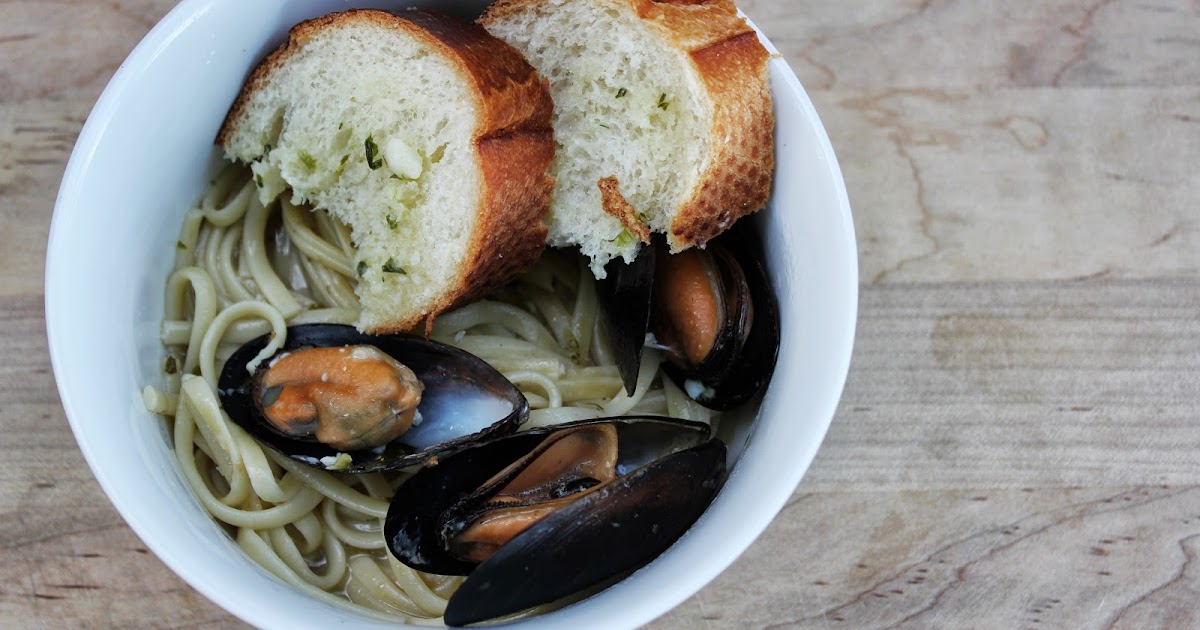 Easy Steamed Garlic Mussels with Crusty Bread