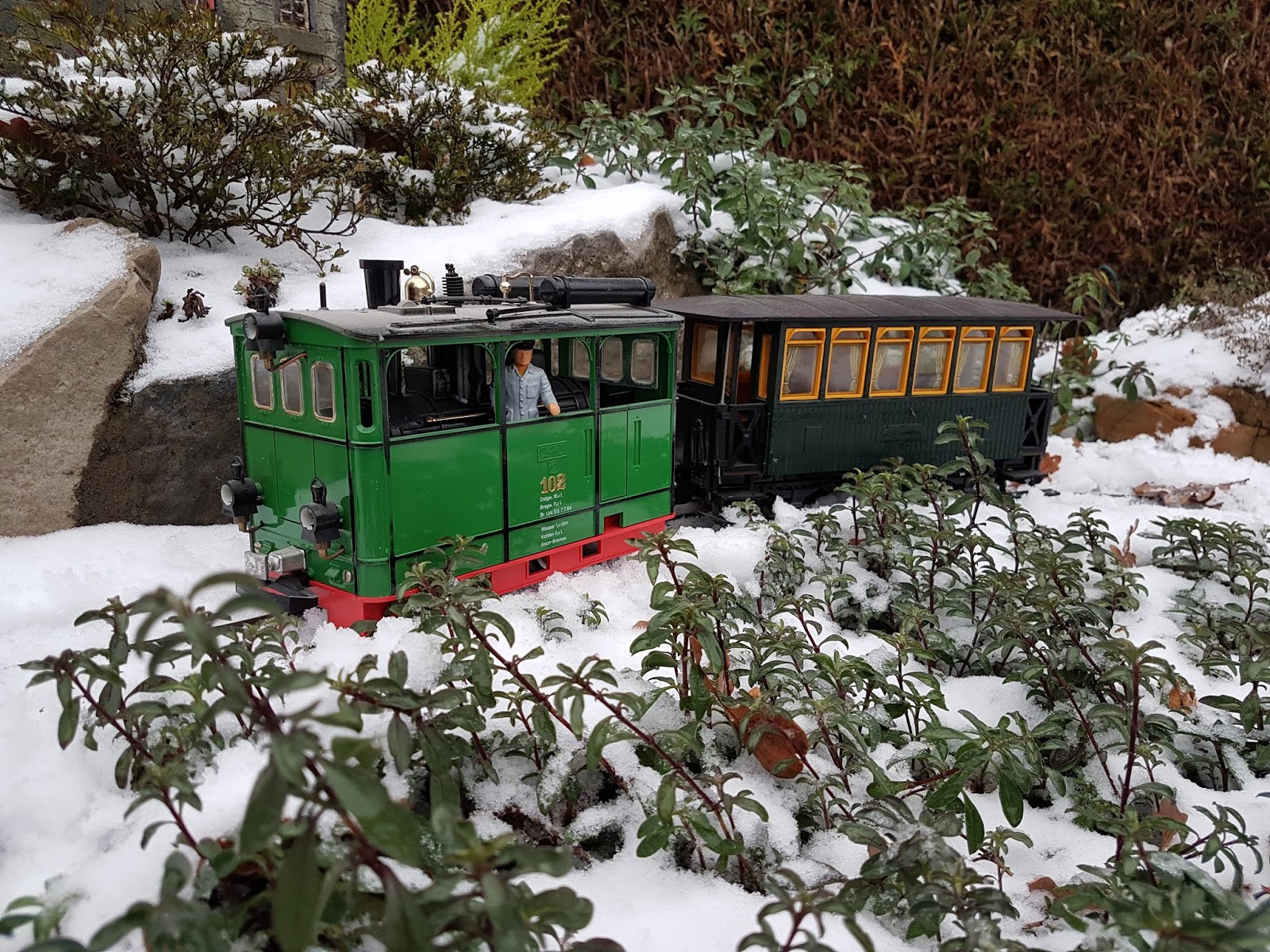 A Small Garden Railroad: December 2018 - snow!!