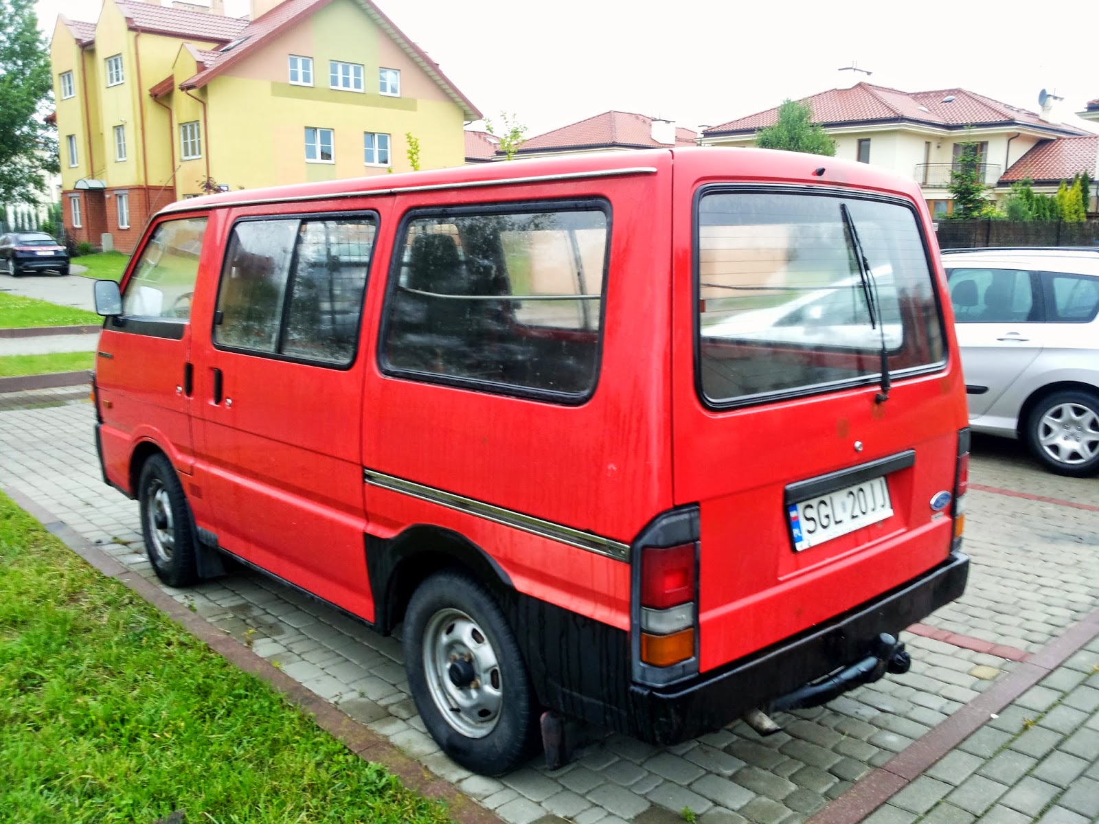Old Parked Cars Warsaw: 1992 Ford Econovan