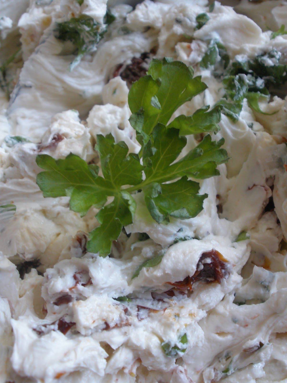 Mosters Skafferi: Philadelphiaost med soltorkade tomater och örter.