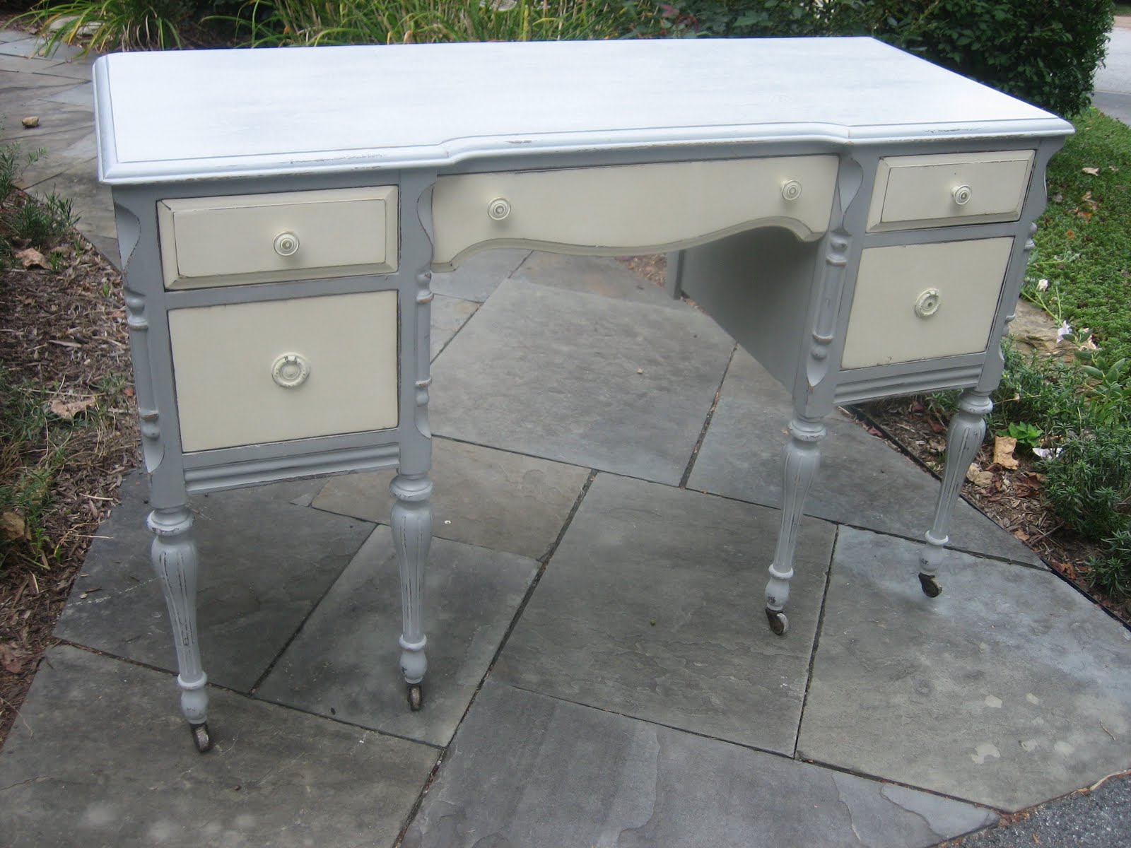 Elizabeth & Co.: Paris Grey Vanity/Desk