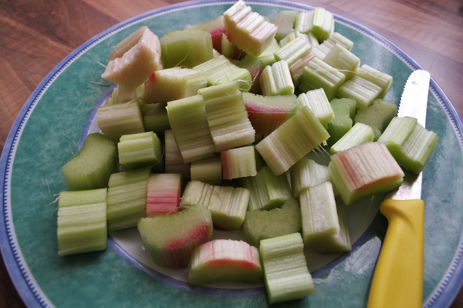 Island-Fan Kochbuch: Rabarbarabaka með ferskum rabarbara