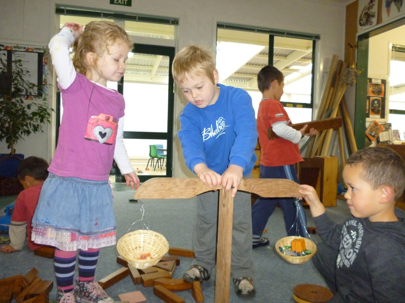 Mairtown Kindergarten: Using balance scales to explore mathematics