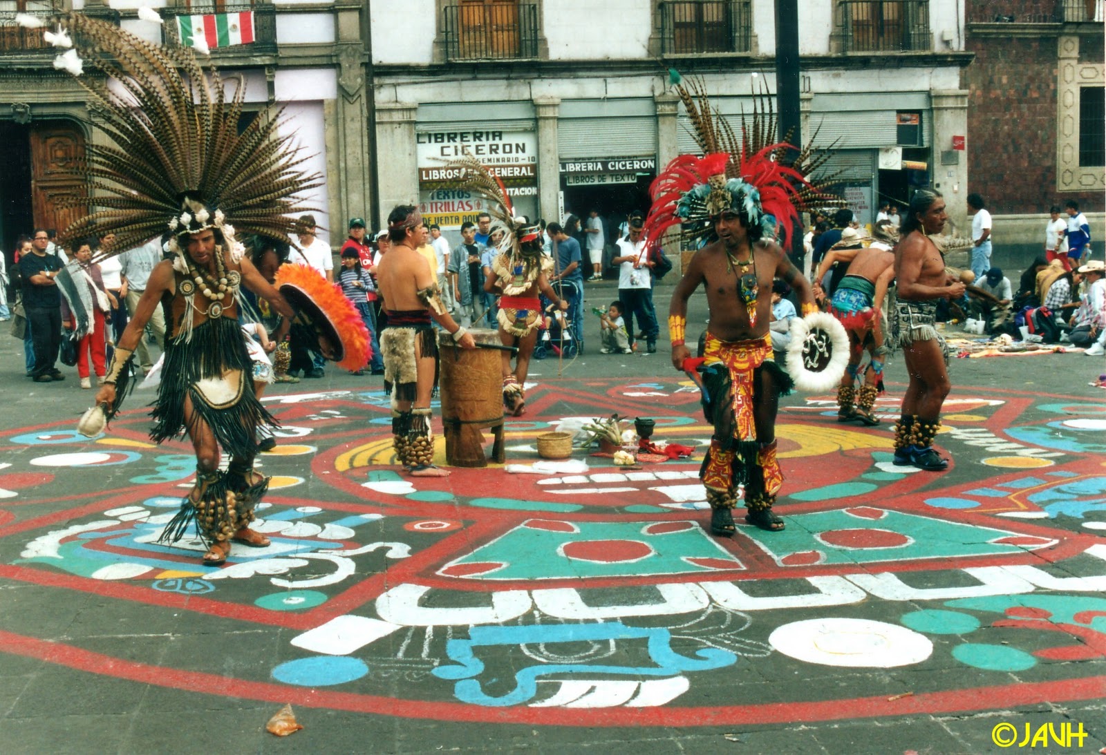 Guia de recorridos turisticos: HISTORIA DE LA DANZA AZTECA