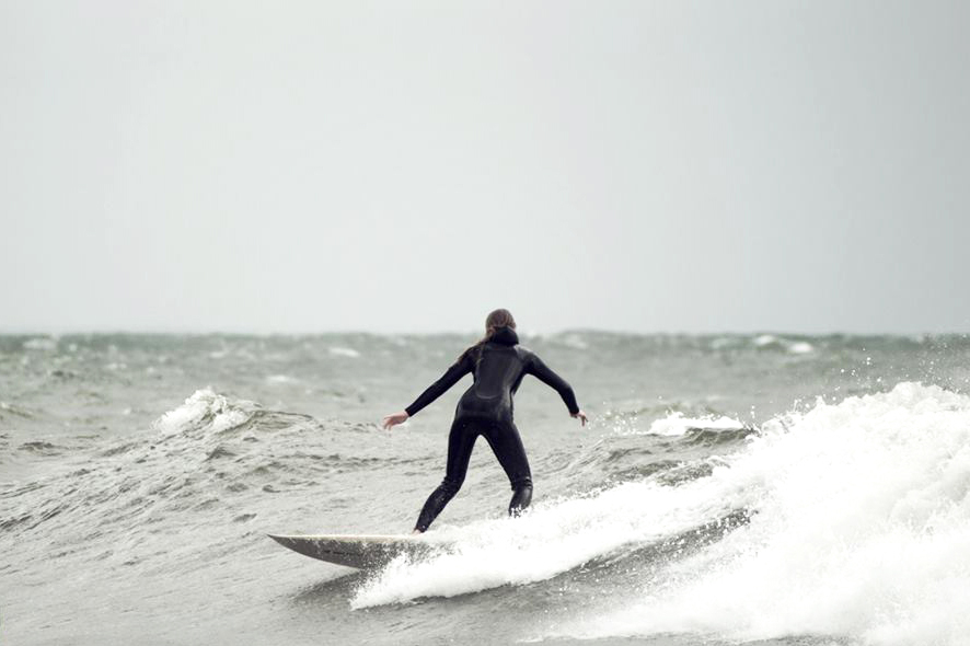 Winter morning routine of cold water surfers // Angelica | SURFRAGETTE ...