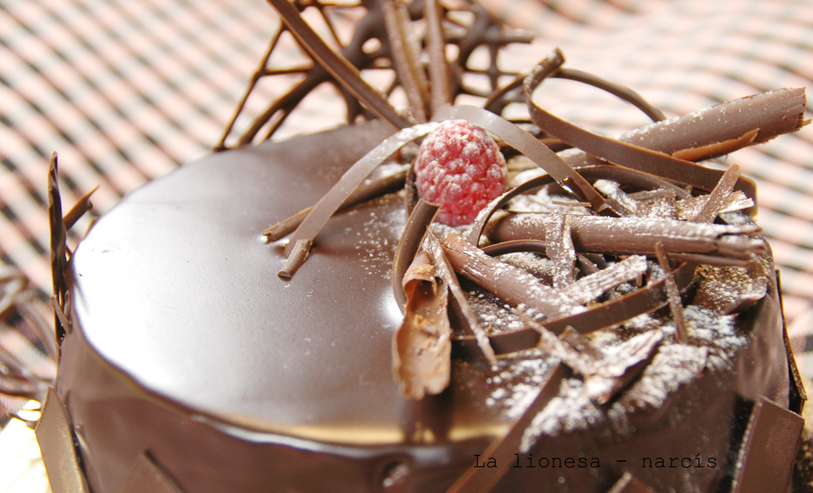 Us deixo una mostra de les peces de xocolata que hem fet els alumnes ...