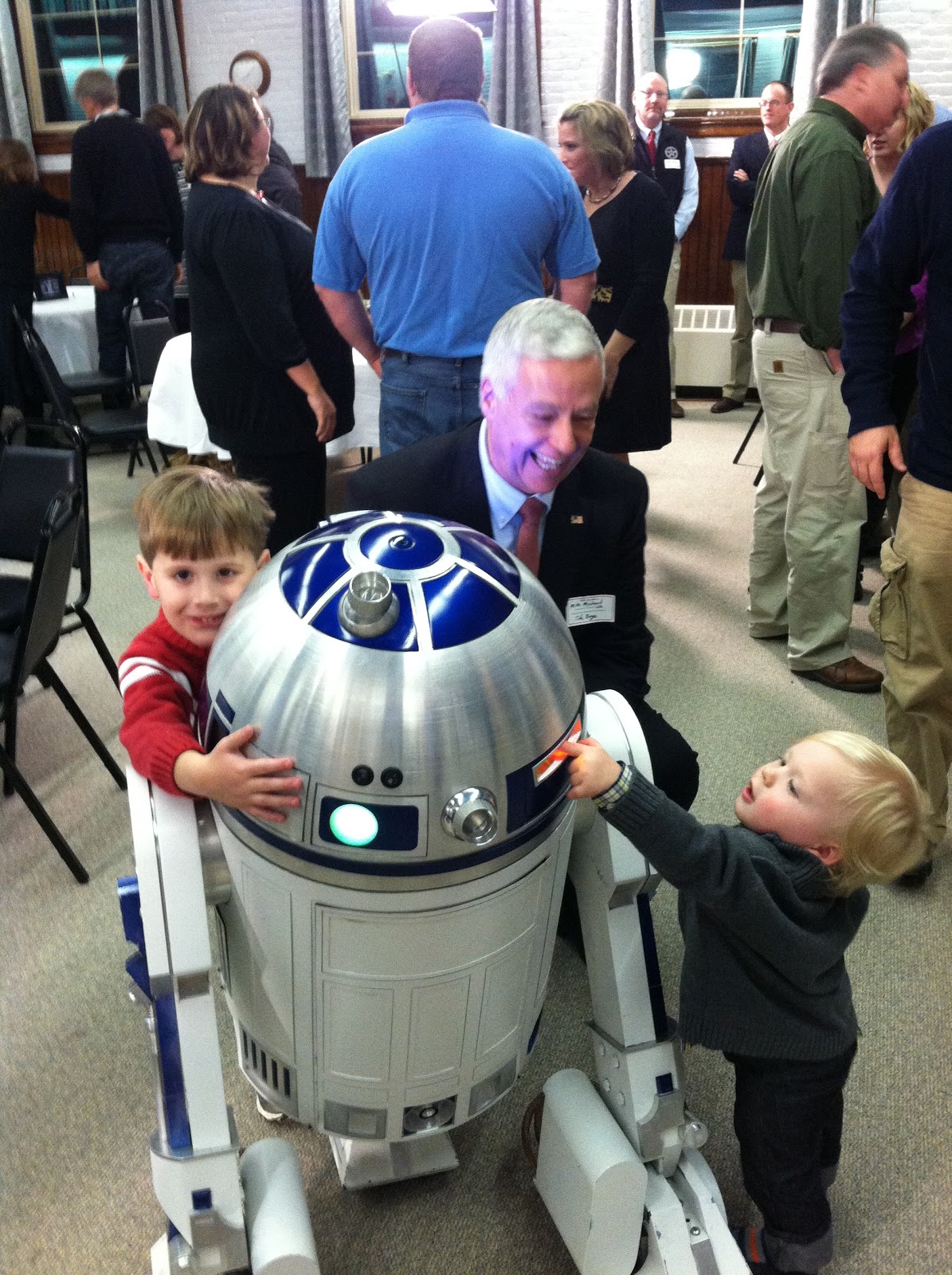 Paul's R2-D2 Project: Dessert With Dustin (Smiley & Family)