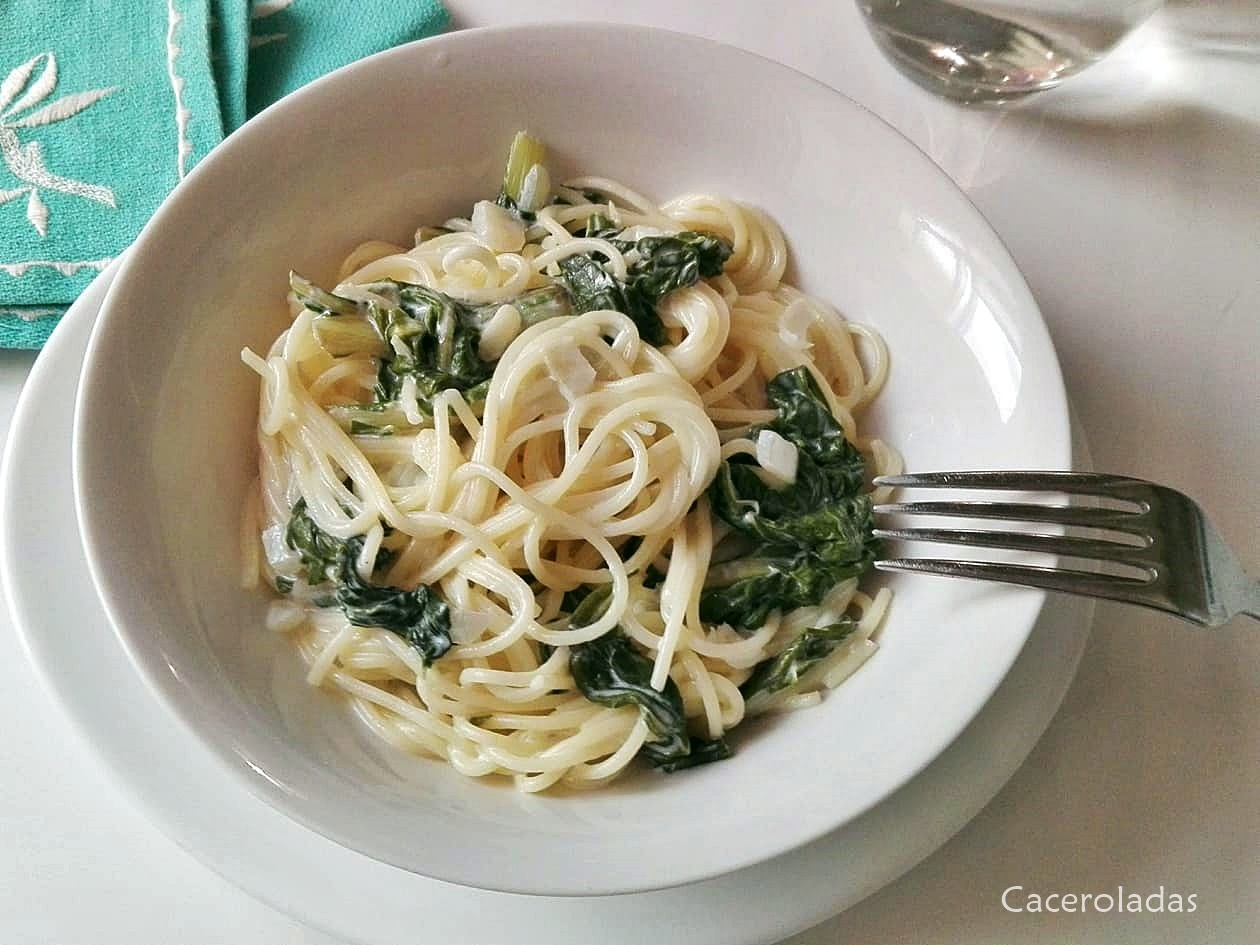 Espaguetis con acelgas y queso | Caceroladas