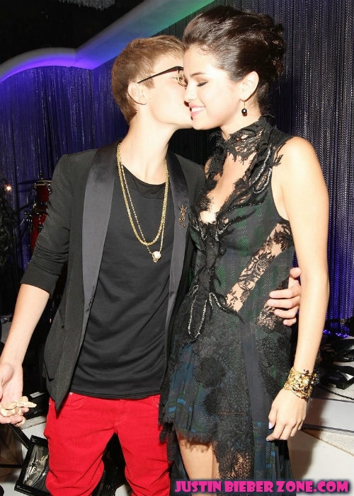 Justin Bieber Kiss With Selena Gomez | all about photo Justin Bieber Kiss With Selena Gomez | all about photo
